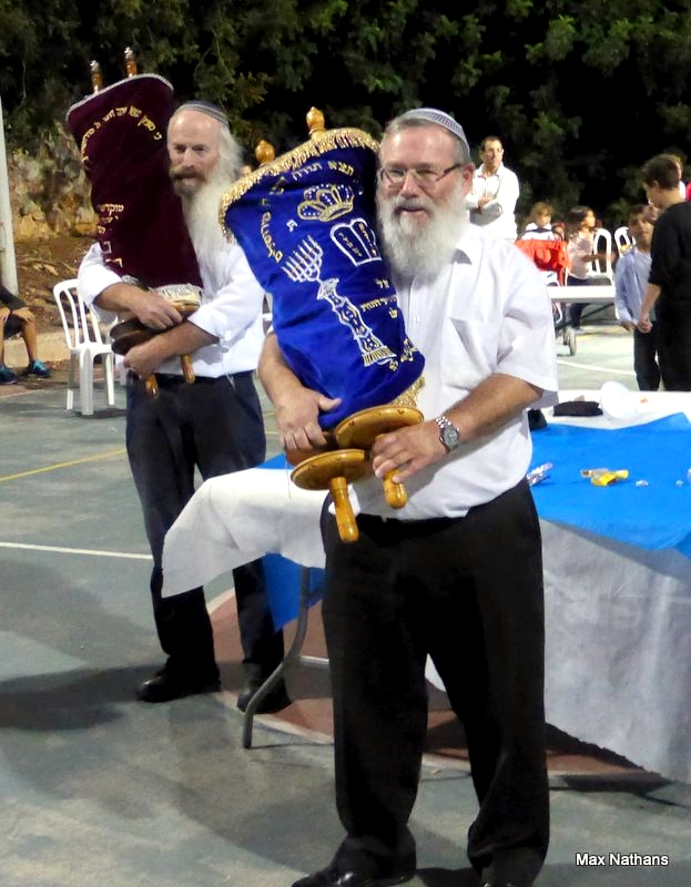 Simchat Torah: Why Do We Rejoice Over the Law? | Messianic Bible